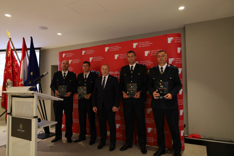 Vatrogasci JVP Vodice Mario Jozić, Nikola Tintor i Ivica Budimir ...